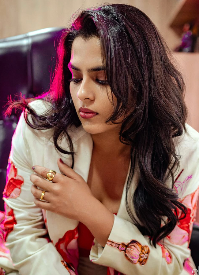 బలగం బ్యూటీ.. చాలా హాట్ గురూ! | Balagam movie beauty kavya kalyanram is looking very hot | Sakshi